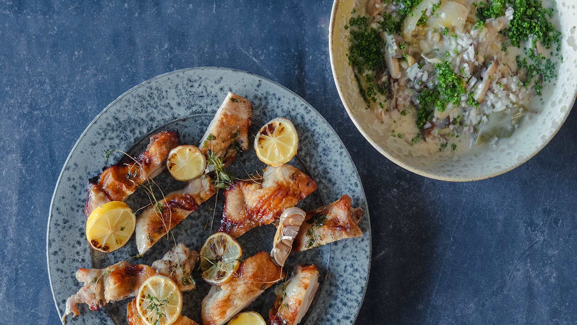 Ovnbagte kyllingelår med stuvning på hestebønner, svampe og løg